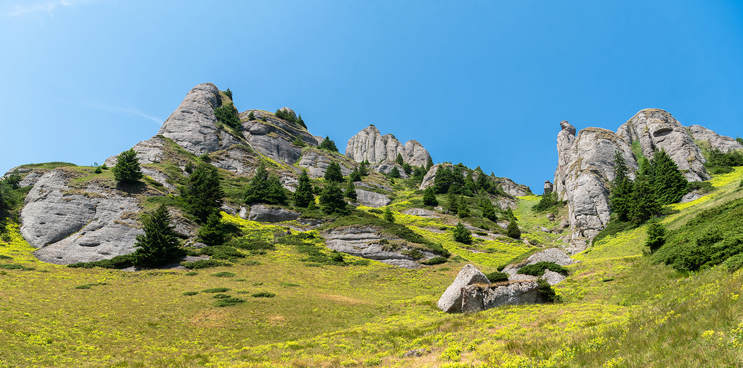 Munții Ciucaș – o aventură montană între stânci fantastice și păduri de ...