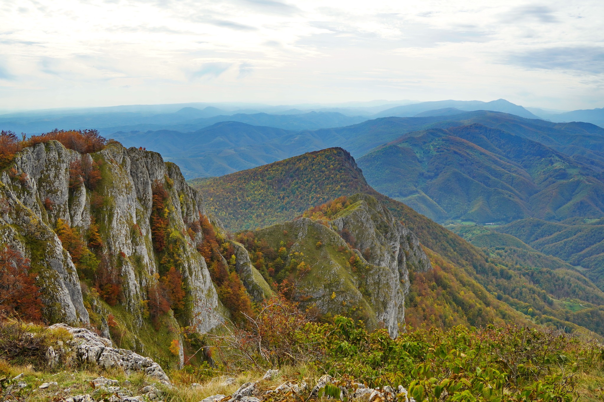Toamnă în munții Mehedinți - Muntele Piatra Cloșani | Muntii Nostri
